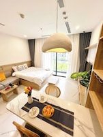 Estúdio Premier, 1 cama queen-size, cozinha, Vista para a cidade | Lençóis de algodão egípcio, roupa de alta qualidade, edredões de penas
