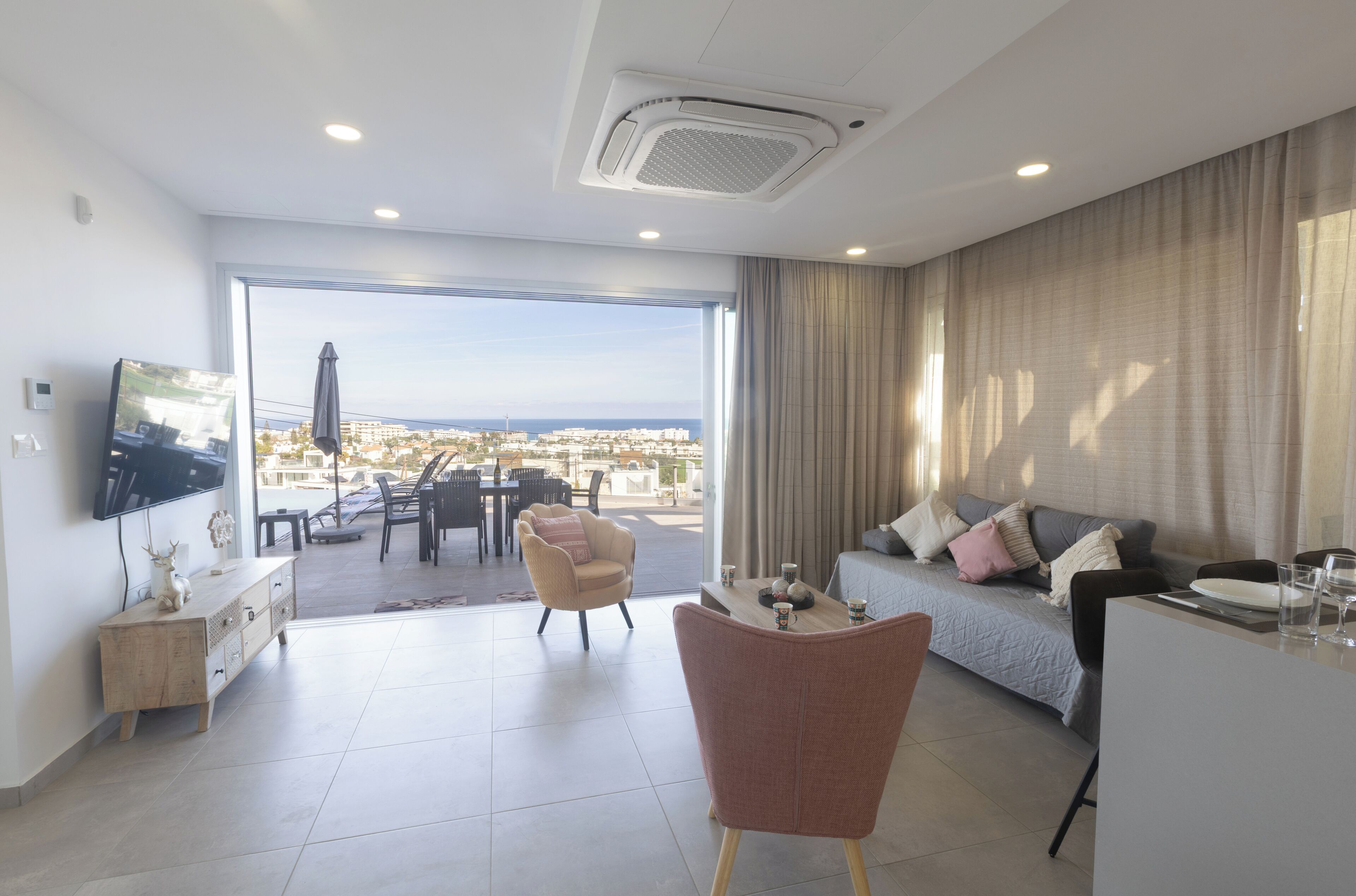 Vila, 4 quartos, piscina particular, vista para a cidade | Sala de estar