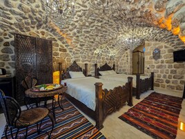 Quarto triplo conforto | Frigobar, escrivaninha, espaço de trabalho para notebook