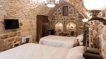 Frigobar, escrivaninha, espaço de trabalho para notebook