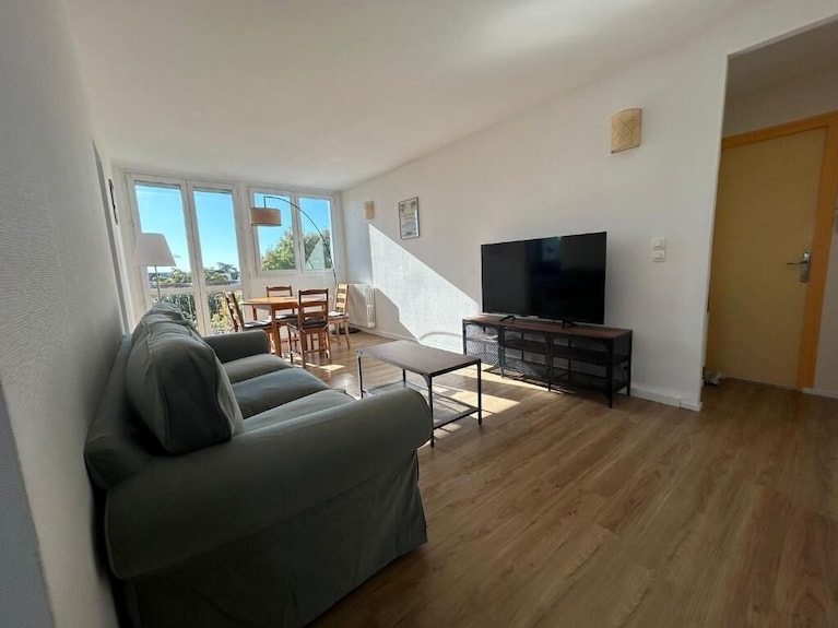 Spacious 3-bedroom Apartment In Tours Nord Near The Tramway - Indre-et-Loire