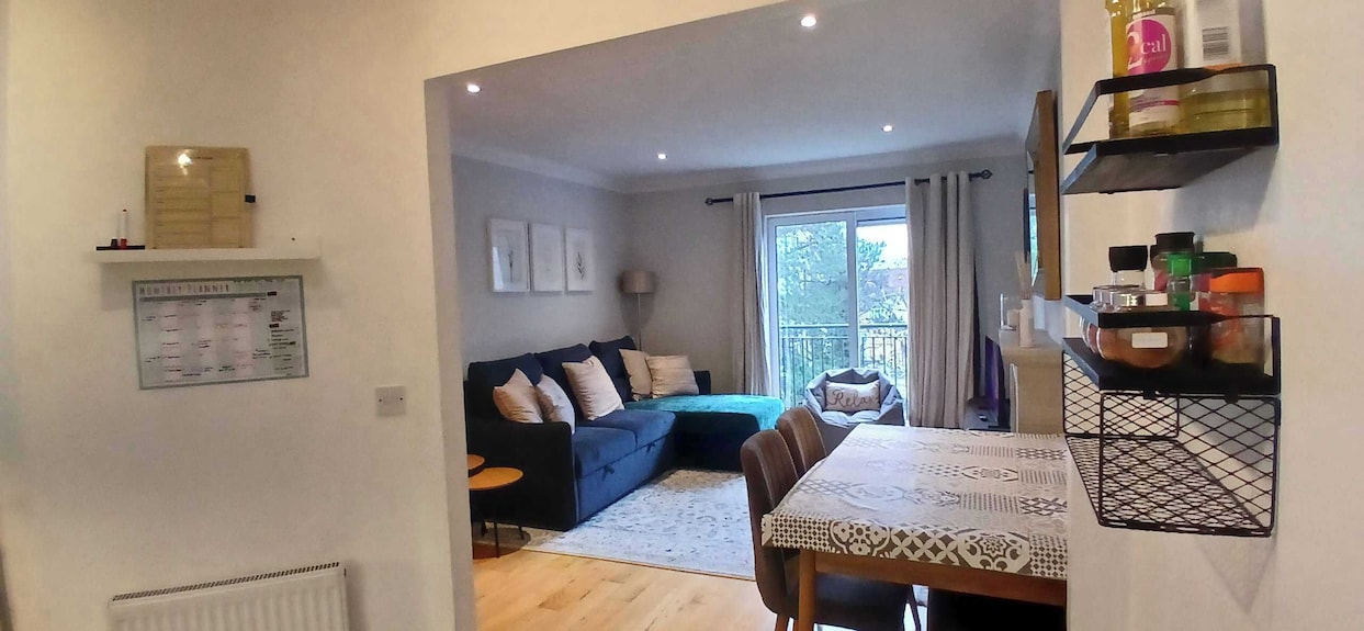 Stylish 2bdr Apt With Large Balcony Near City - Dublin