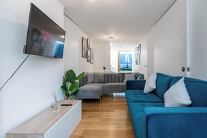 Apartamento Deluxe, Vista para a cidade | Sala de estar | Smart TV de 40 polegadas com canais por cabo, Netflix 