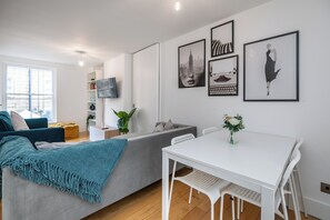 Apartamento Deluxe, Vista para a cidade | Sala de estar | Smart TV de 40 polegadas com canais por cabo, Netflix 