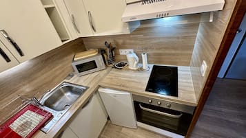Apartamento | Cozinha privada | Uma cadeira de bebé