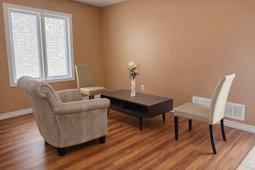 Private Queen Bed W/mini Fridge, 2.5 Bathsbrampton Shared Home Near Go Station! - Caledon