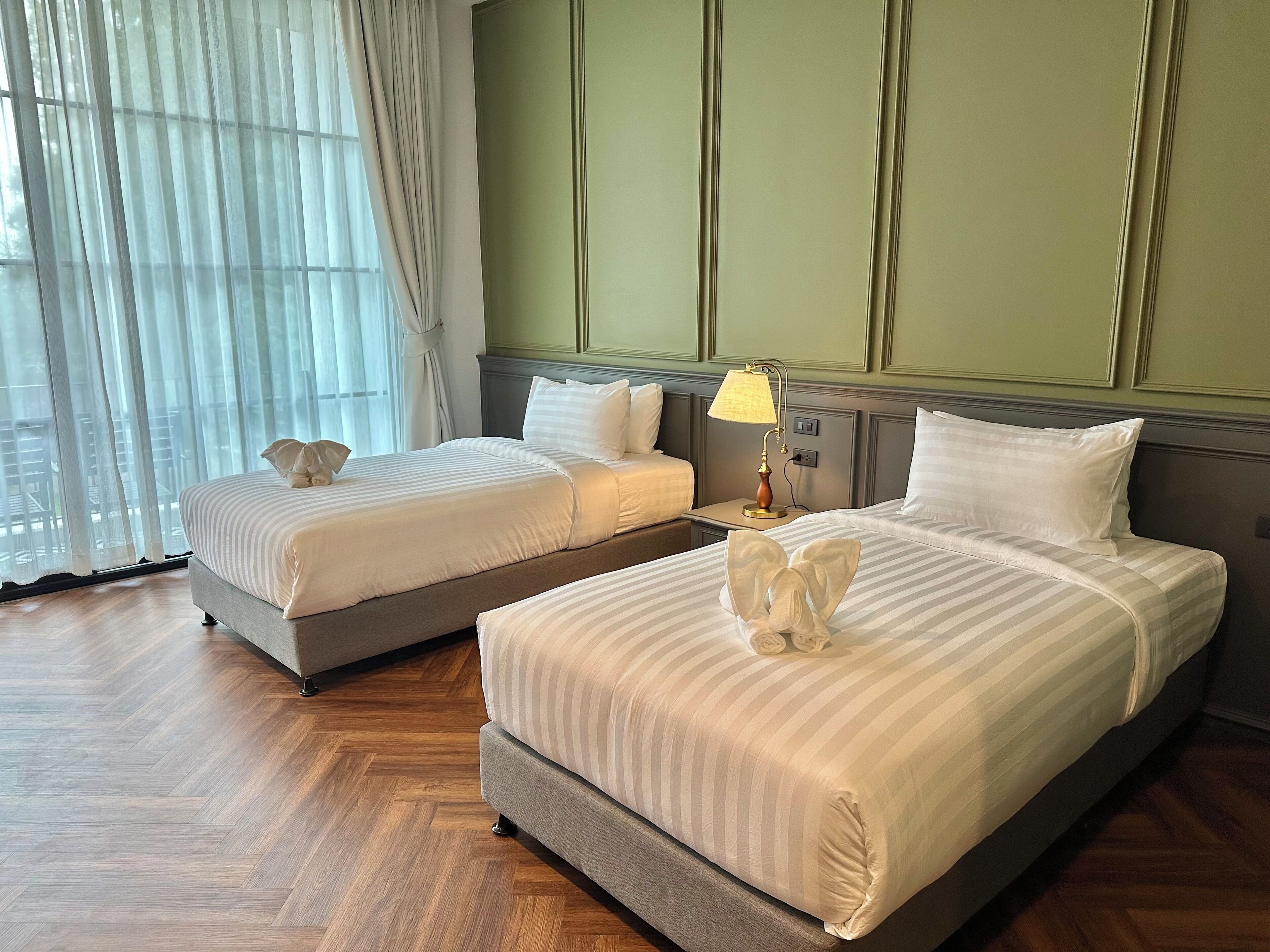 Quarto duplo luxo, vista para o jardim | Cofres nos quartos, cortinas blackout, Wi-Fi de cortesia