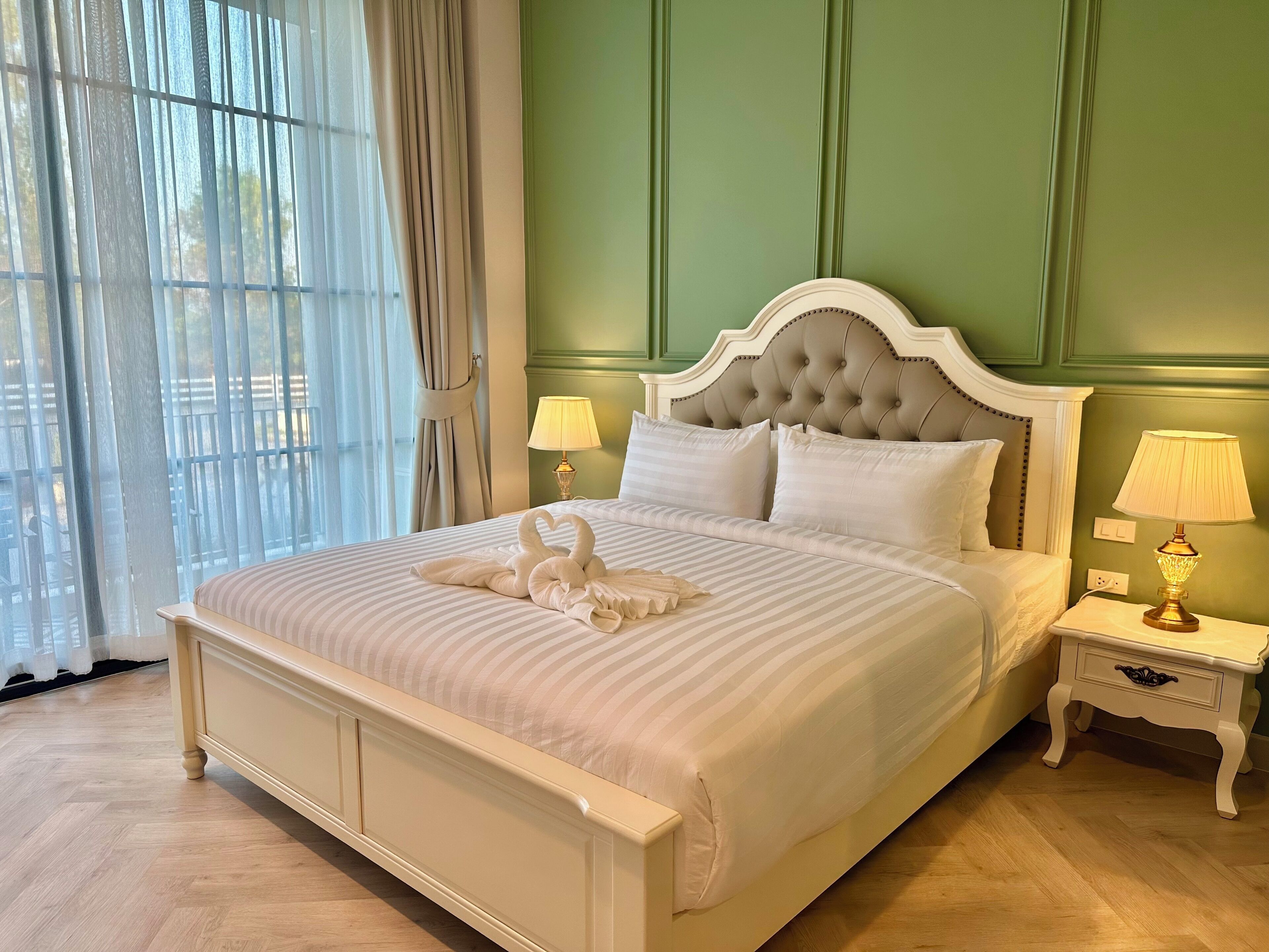 Quarto casal standard, vista para o jardim | Cofres nos quartos, cortinas blackout, Wi-Fi de cortesia