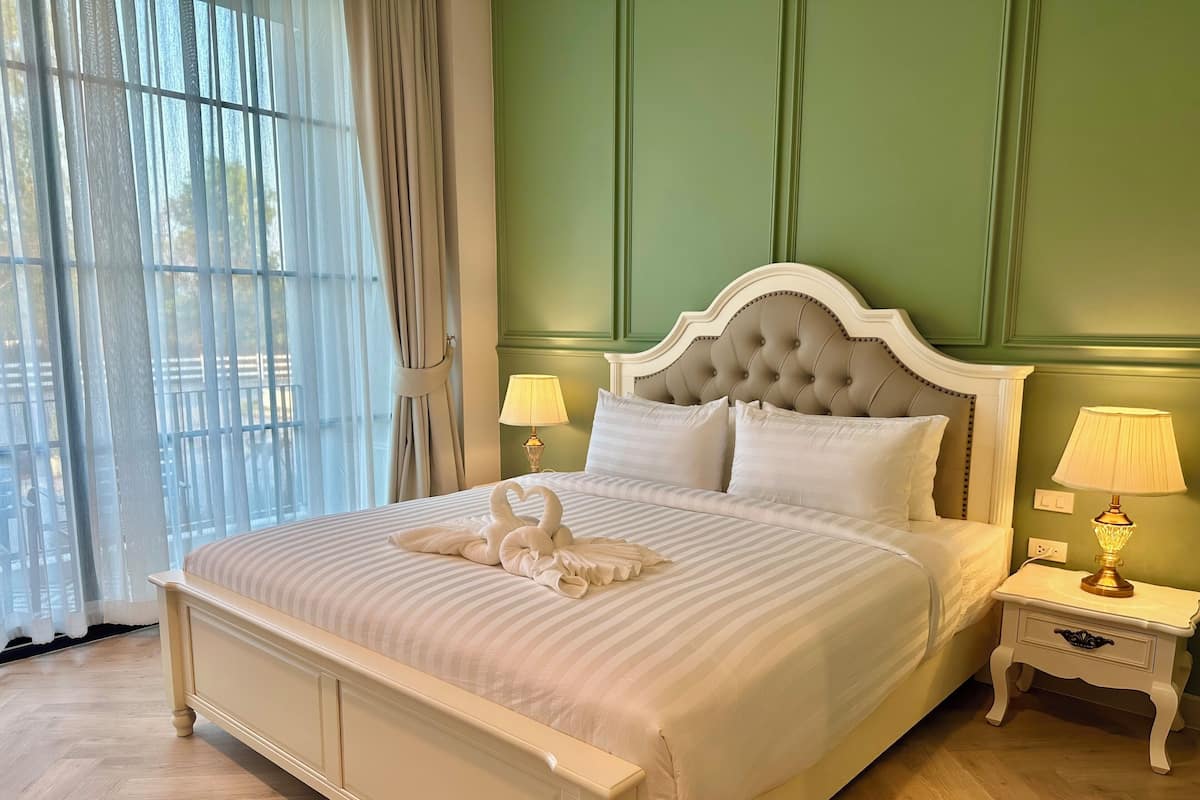 Quarto casal standard, vista para o jardim | Cofres nos quartos, cortinas blackout, Wi-Fi de cortesia