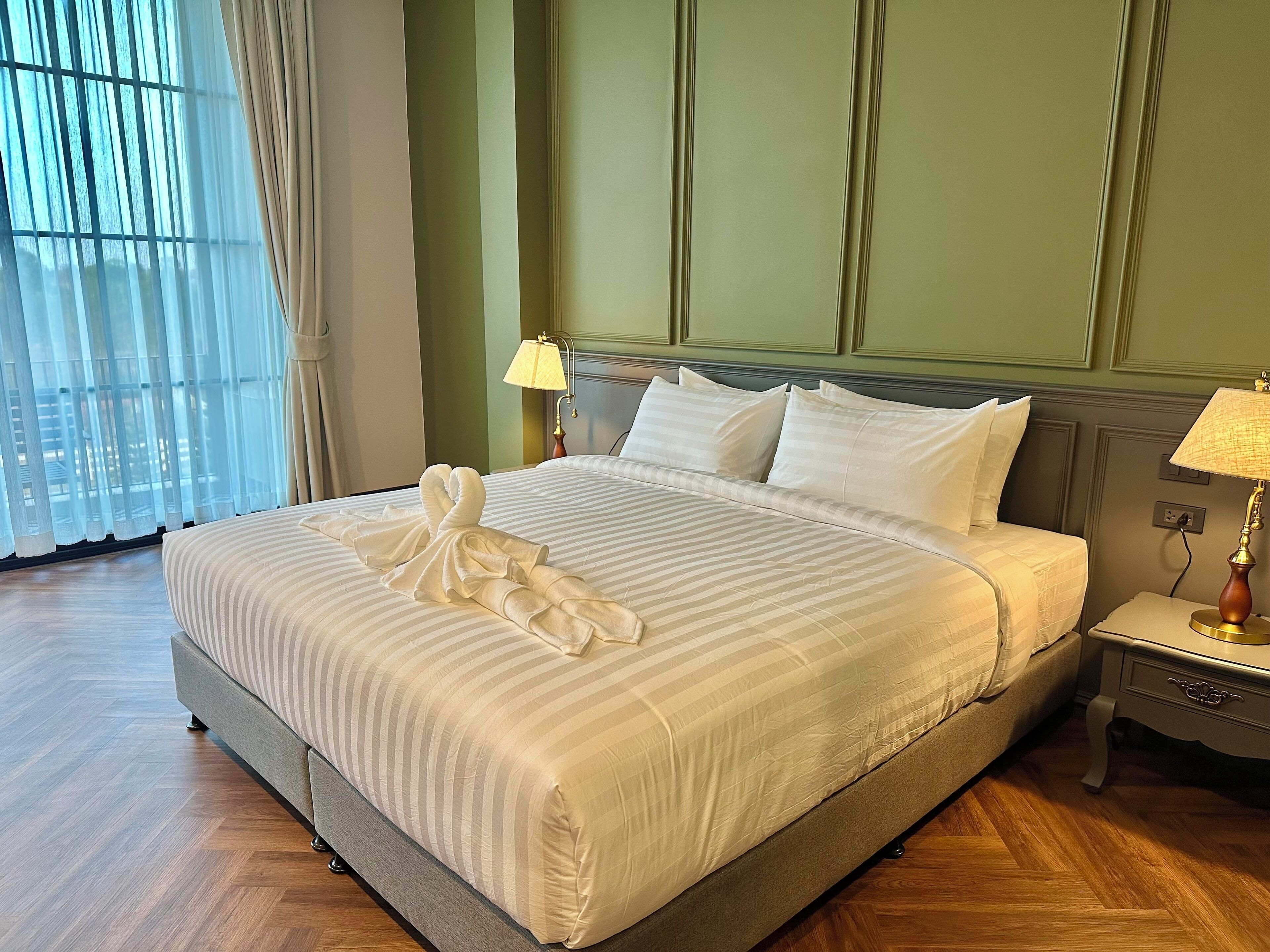 Quarto casal luxo, vista para o jardim | Cofres nos quartos, cortinas blackout, Wi-Fi de cortesia