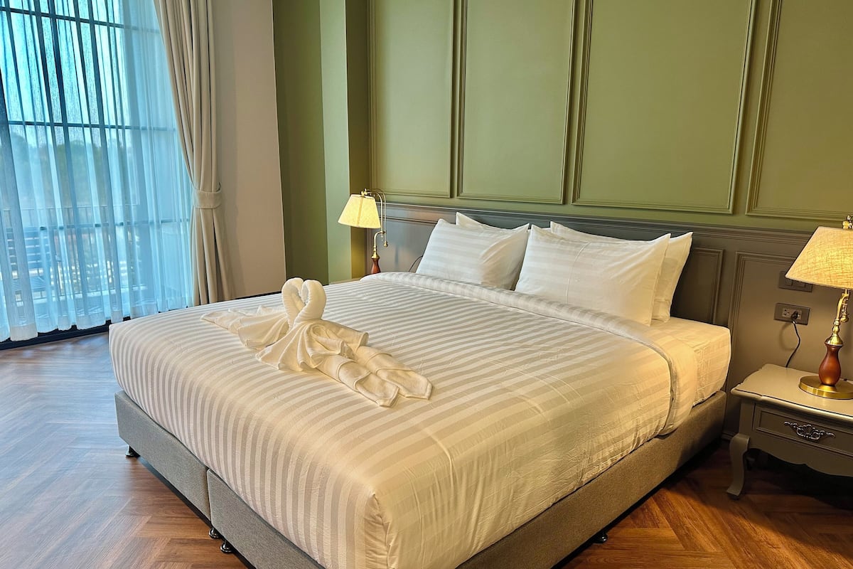 Quarto casal luxo, vista para o jardim | Cofres nos quartos, cortinas blackout, Wi-Fi de cortesia