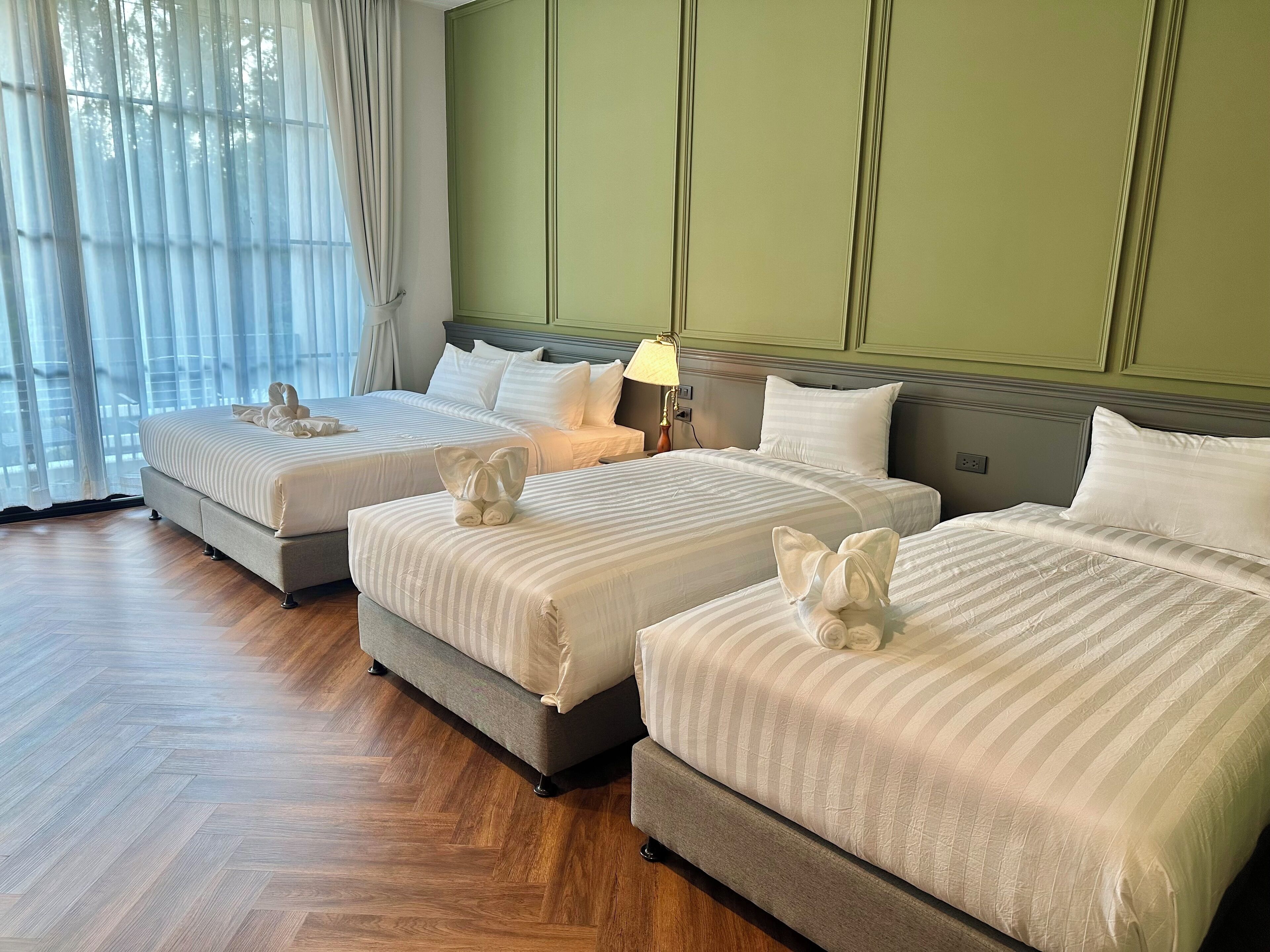 Quarto quádruplo família, vista para o jardim | Cofres nos quartos, cortinas blackout, Wi-Fi de cortesia