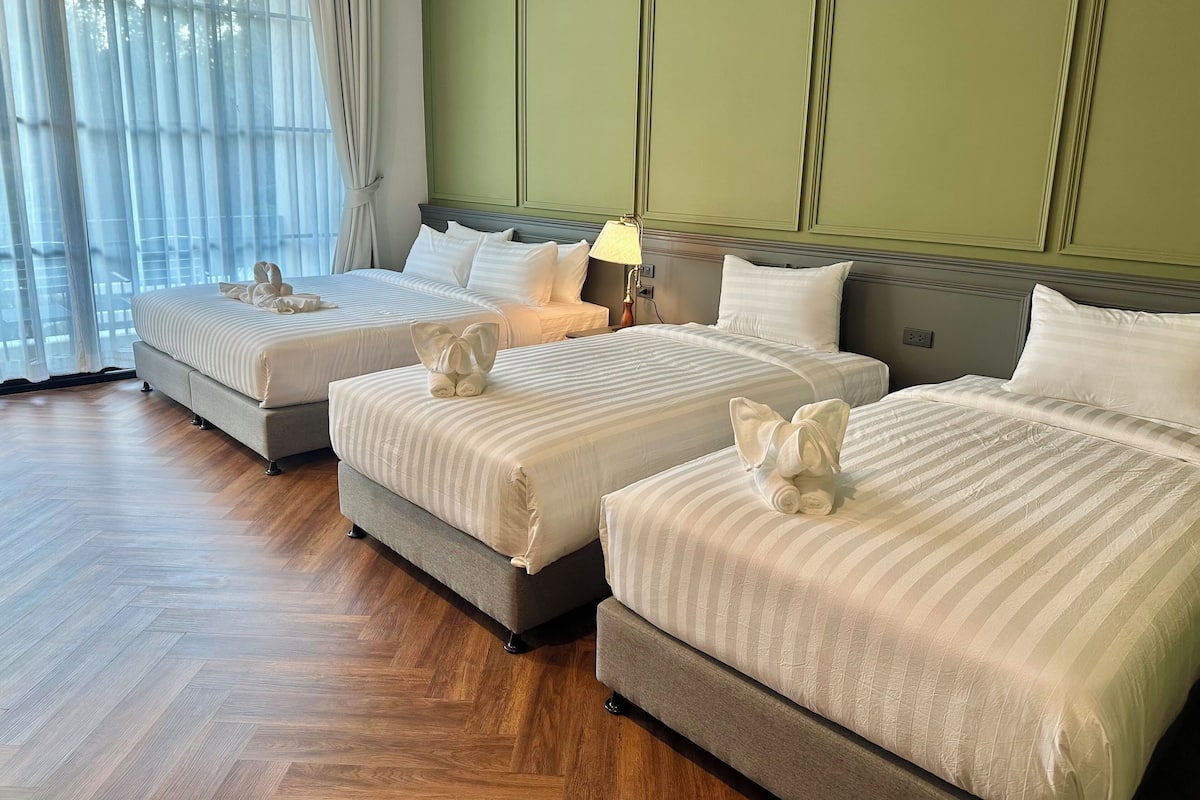 Quarto quádruplo família, vista para o jardim | Cofres nos quartos, cortinas blackout, Wi-Fi de cortesia