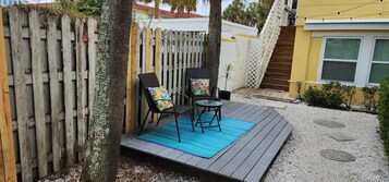 Bungalow, 1 cama queen-size e sofá-cama, aceitam-se animais de estimação, vista para o jardim | Terraço/pátio interior