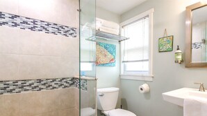 Bangalô, 1 cama Queen e sofá-cama, aceita animais de estimação, vista para o jardim | Banheiro | Produtos de toalete grátis, secador de cabelo (mediante solicitação)
