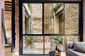 Estúdio Superior | Sala de estar | Televisor de ecrã plano de 50 polegadas com canais por cabo, Netflix 