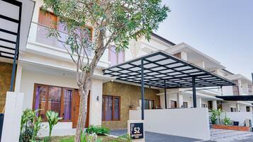 Vila, sacada, vista para a piscina | Fachada