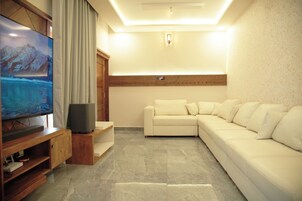 Quarto duplo superior, sacada, vista para a montanha | Área de estar