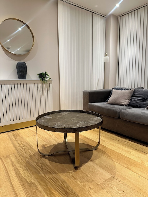 Elite Two-bedroom, Two-bath Apartment Excel London - Londra