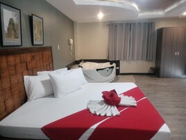 Quarto Deluxe, vista para a montanha | Secretária, secretária adequada para computadores portáteis 