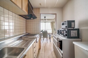 Apartamento | Cozinha privada | Geladeira, micro-ondas, cooktop, panela elétrica de arroz