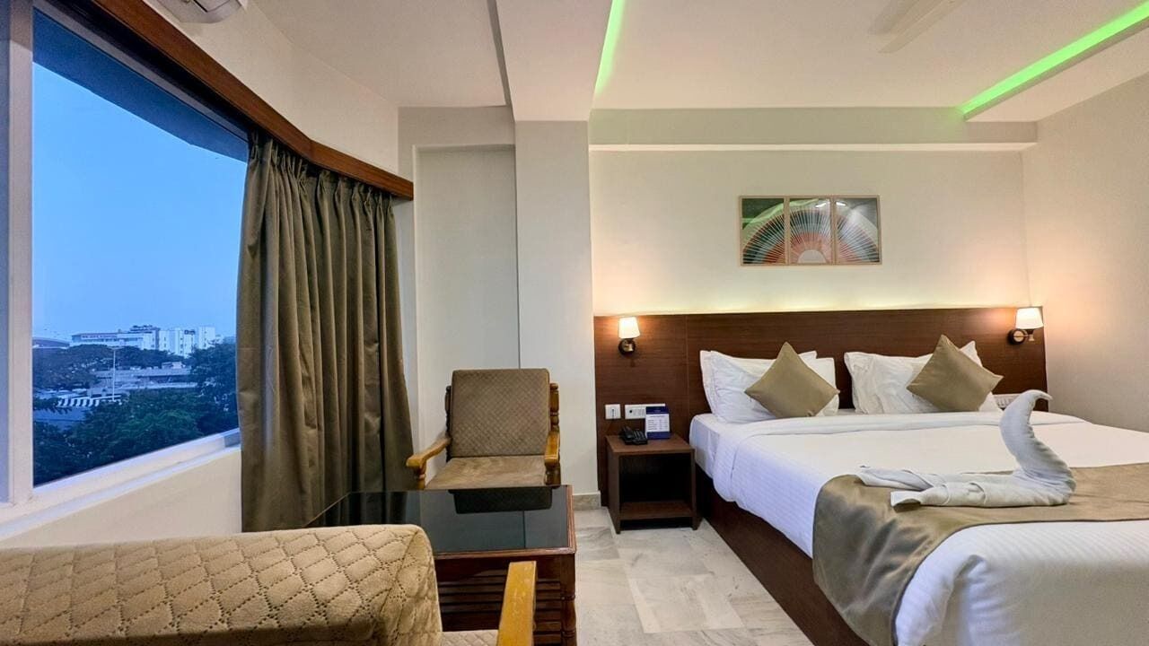 Quarto luxo, vista para a cidade | Escrivaninha, cortinas blackout, Wi-Fi de cortesia