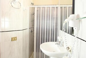 Quarto Standard, Vista para a cidade | Casa de banho | Um polibã, um secador de cabelo, toalhas fornecidas, sabão 