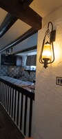 Apartamento Deluxe | Cozinha privada | Uma placa de cozinha, utensílios de cozinha