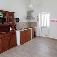 Uma placa de cozinha, utensílios de cozinha 