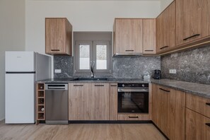 Vila, 2 quartos, piscina particular, vista para o mar | Cozinha privada | Cafeteira/chaleira, cadeirão de bebê