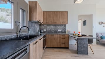 Villa, 2 quartos, piscina privativa, vista para o mar | Cozinha privada | Uma cafeteira/bule, uma cadeira de bebé