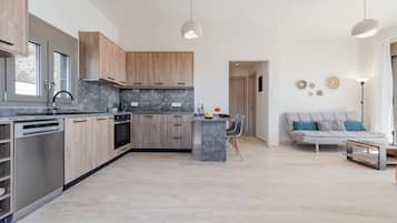 Villa, 2 quartos, piscina privativa, vista para o mar | Cozinha privada | Uma cafeteira/bule, uma cadeira de bebé