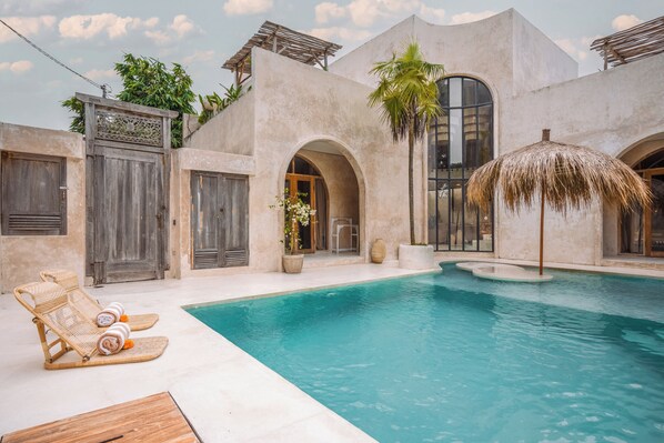 Vila, 2 quartos, piscina particular, vista para a piscina | Piscina particular