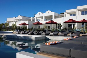 Piscina interna, piscina externa sazonal, guarda-sóis, espreguiçadeiras