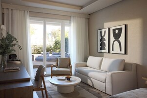 Sundeck Suite with Jetted Tub | Frigobar, cofres nos quartos, espaço de trabalho para notebook