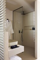 Sundeck Suite with Jetted Tub | Banheiro | Produtos de toalete de grife, secador de cabelo, roupões de banho 