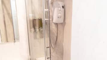 Um polibã, um secador de cabelo, toalhas fornecidas