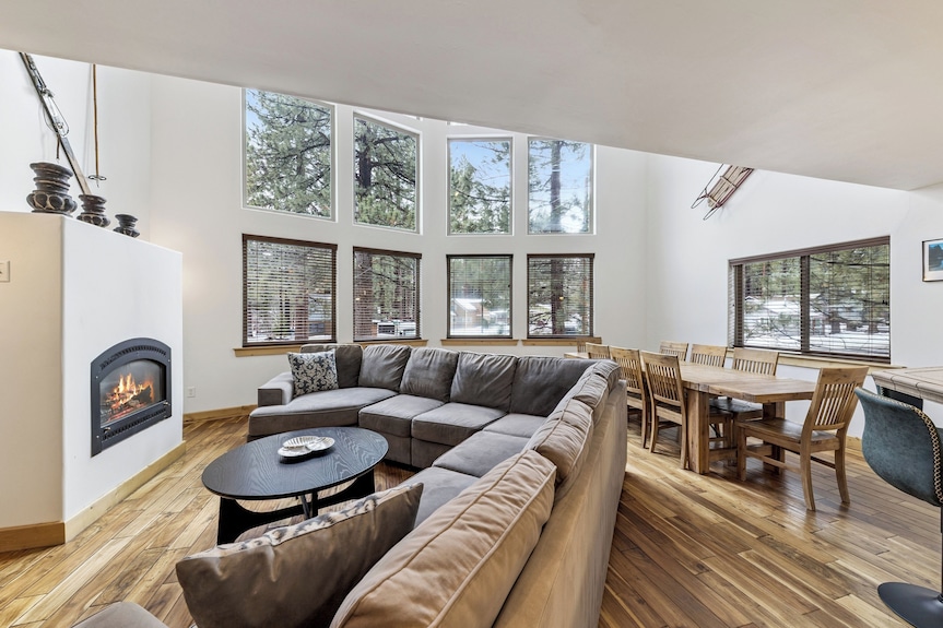 Serene Creekside Chalet: Hot Tub, Games, Bbq - Lac Tahoe