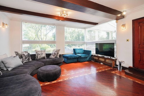 Spa Home With Swimming Pool, Hottub, And Sauna - Sheffield