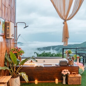 Quarto Clássico, lanai (alpendre havaiano), vista para a colina | Sala de estar