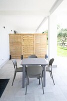 Apartamento, pátio, vista para o lago | Refeições ao ar livre