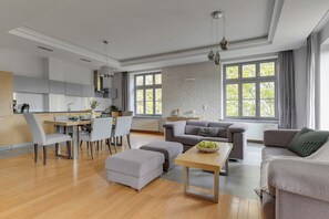 Apartamento luxo | Ferros/tábuas de passar roupa, Wi-Fi de cortesia