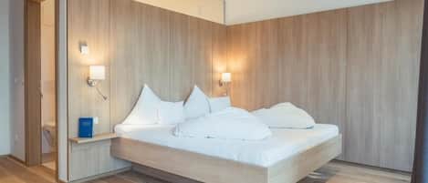 Quarto casal luxo, sacada, vista para a montanha | Cofres nos quartos, escrivaninha, cortinas blackout