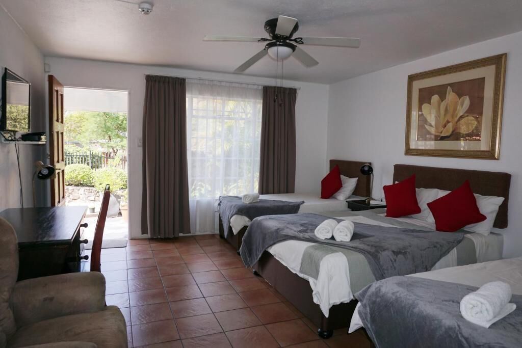 Quarto Quádruplo Familiar, pátio, vista para o jardim | Secretária adequada para computadores portáteis, quartos insonorizados 