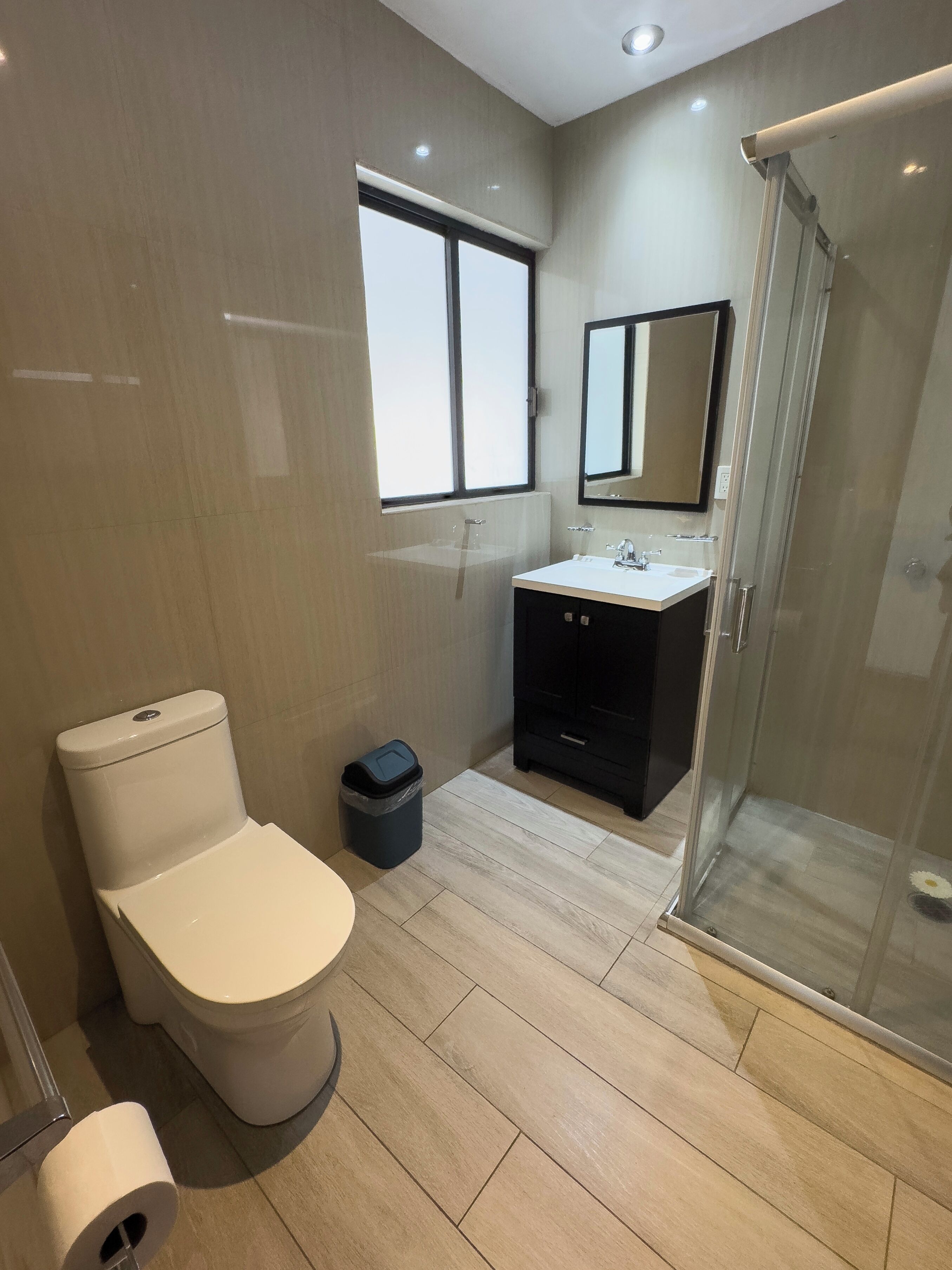 Quarto Quádruplo Familiar, 2 quartos, não fumadores, vista para a montanha | Casa de banho | Um polibã, um secador de cabelo, toalhas fornecidas, sabão 