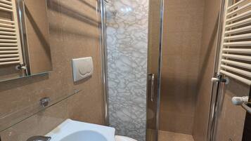 Quarto Twin, Vista para a cidade | Casa de banho | Um polibã, artigos de higiene pessoal grátis, um secador de cabelo