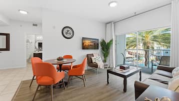 Apartamento (2 Bedrooms) | Área de estar | TV 50 polegadas com canais a cabo