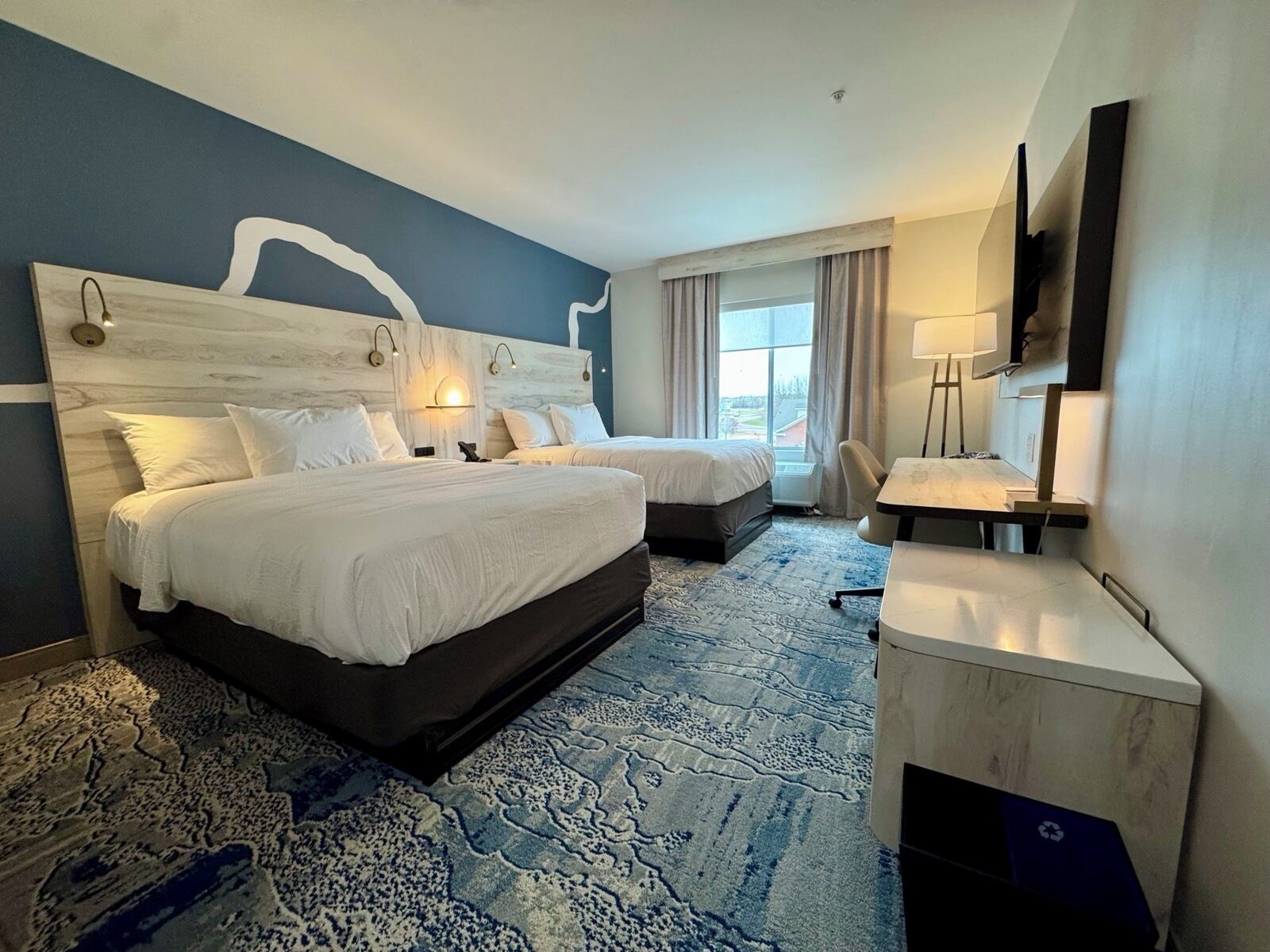 Secretária, secretária adequada para computadores portáteis 