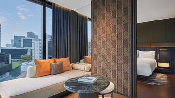 Suite, 1 quarto, varanda, Vista para a cidade | Minibar com produtos grátis, cofre no quarto