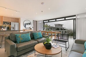 Apartamento, varanda, Vista para a cidade | Sala de estar